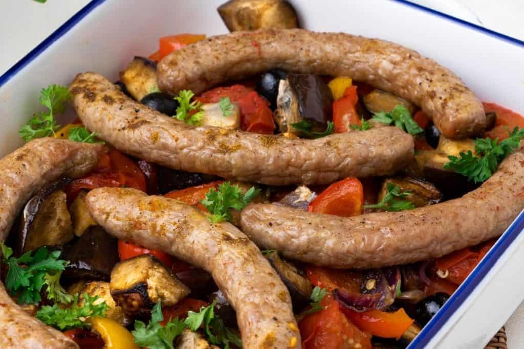 Ovenschotel met chipolata worstjes en groente - Lowcarbchef.nl