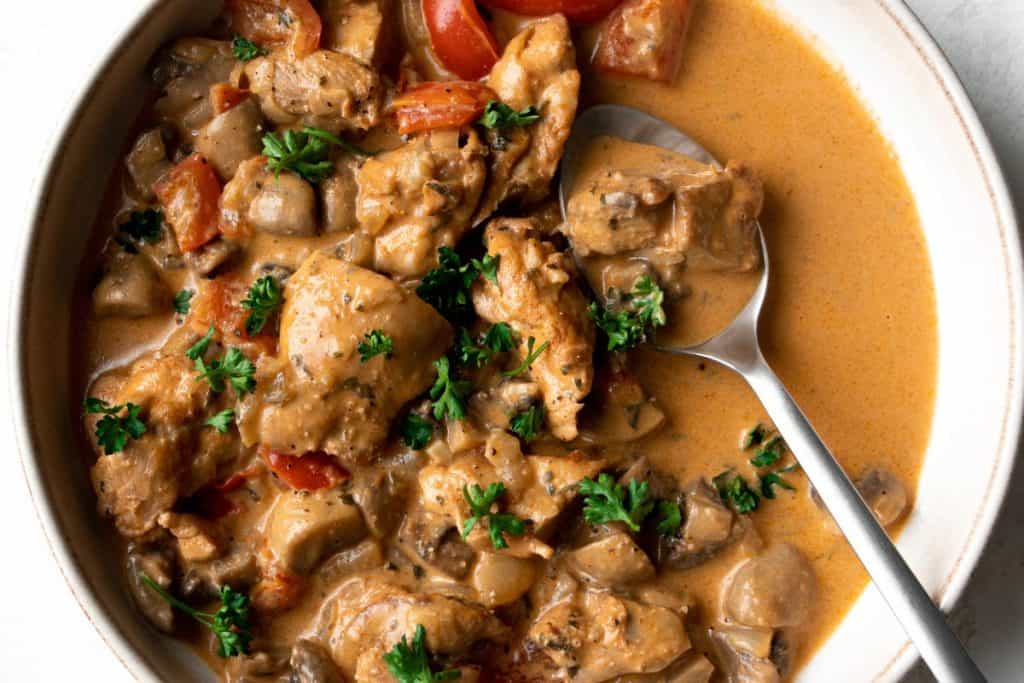 Koolhydraatarme kip stroganoff - Lowcarbchef.nl